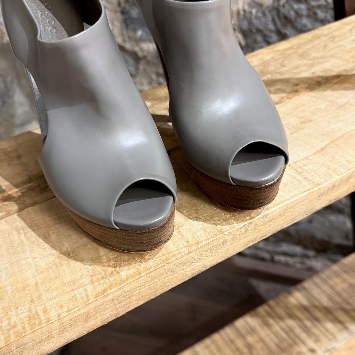 Gucci Grey Clemence Wedge Platform Peep Toe Pumps – Boutique LUC.S